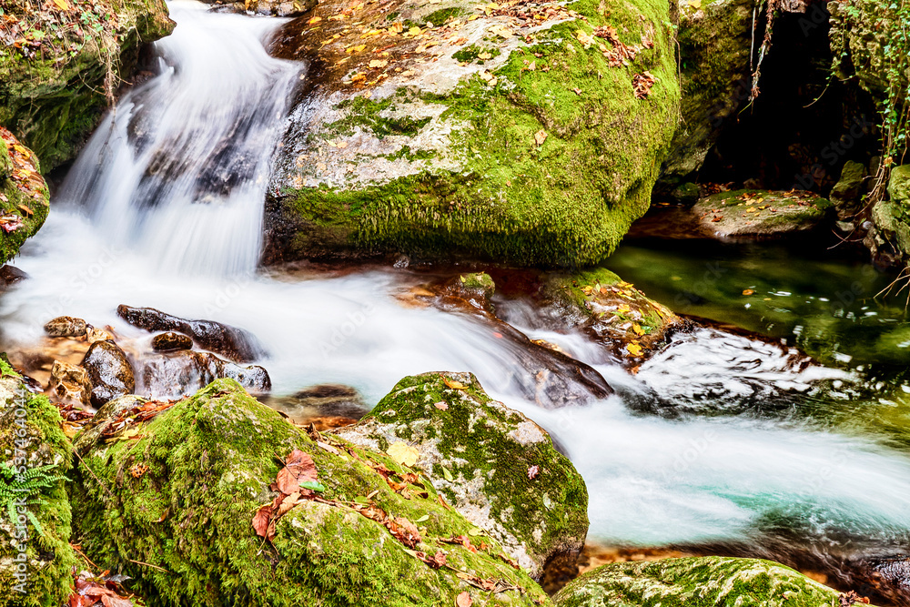 Sassenage France 11 2021 photo en pose longue des courants du Furon qui ...