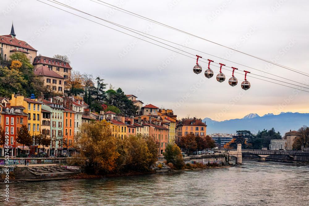 Grenoble France 11/2021 vue de Grenoble depuis ses quais, célèbre pour ...