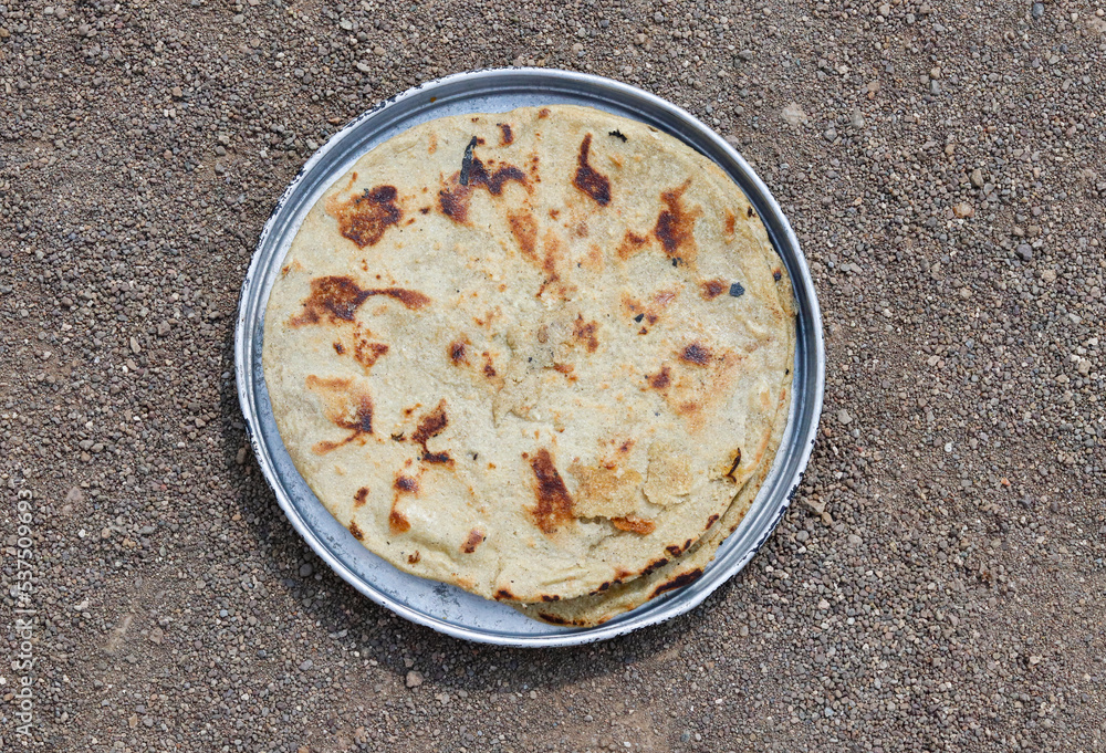 Zdjęcie Stock: Gujarati traditional sorghum ki roti or pearl millet ...