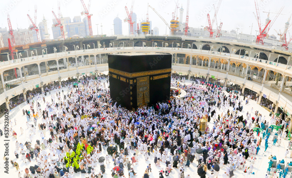 Foto de Tawaf is a ritual during Umra or Hajj when pilgrims making ...