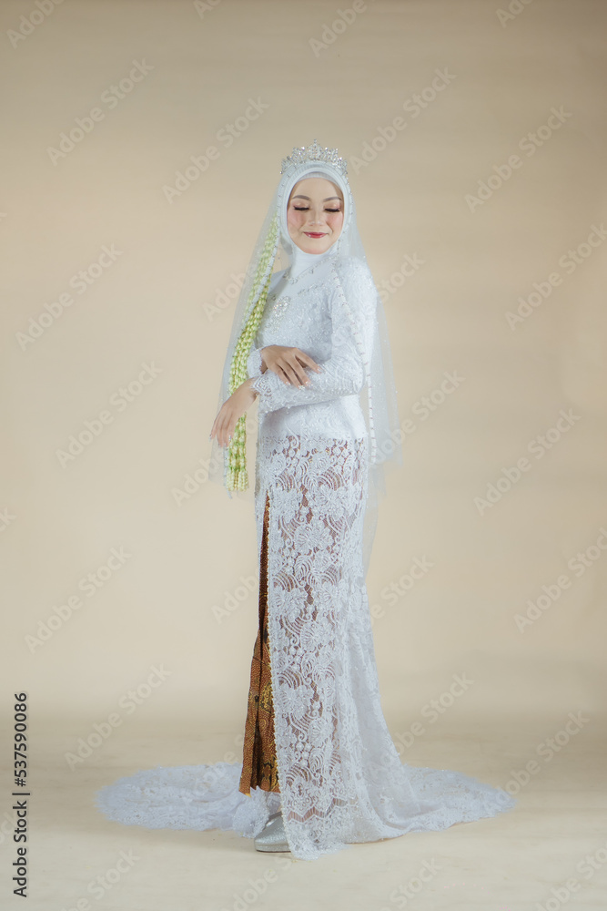 Foto de beautiful model, wearing hijab, Javanese Indonesian wedding ...