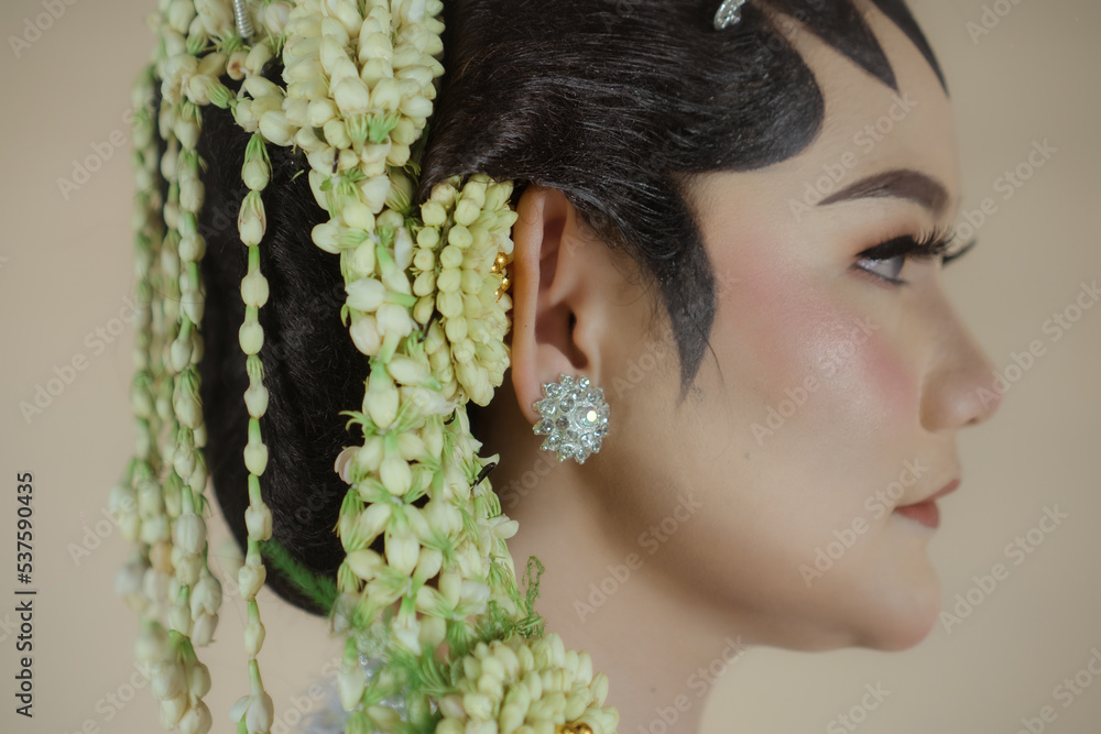 Beautiful model, wearing Javanese Indonesian wedding dress. Stock Photo ...