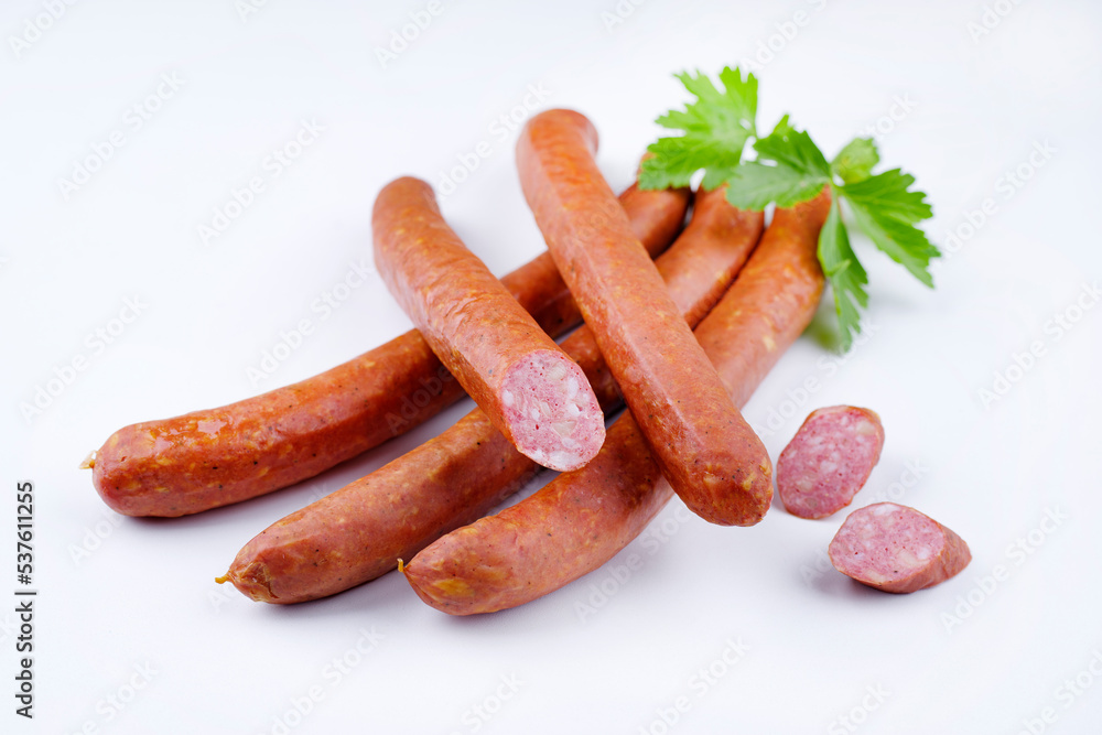 Traditionelle rohe österreichische feine Käsewurst mit Käse angeboten ...