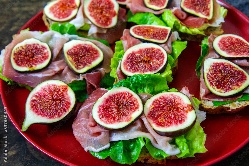Kanapki z sałatą, szynką dojrzewającą i figami Stock Photo | Adobe Stock