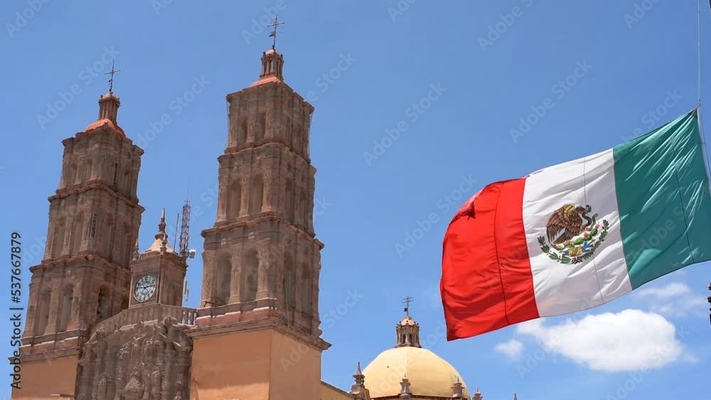 Stockvideo Mexican flag waving with Parroquia Cathedral Dolores Hidalgo ...