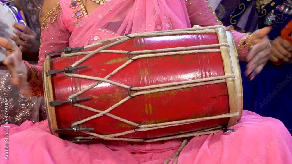 playing a dholak instrument girl, indian drums dholak, Women playing ...