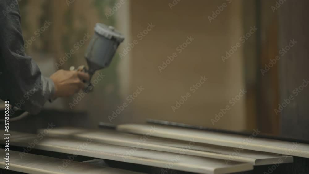 Vidéo Stock Using a spray gun for coloring of the wooden plank in the ...