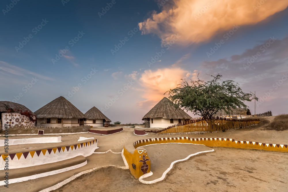 Fotografía KUTCH, GUJARAT, INDIA: traditional mud huts with thatched ...