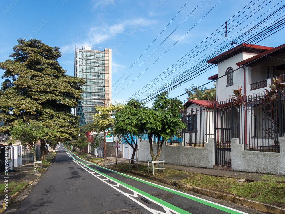 Antiguas mansiones y modernos rascacielos en el barrio California de la ...