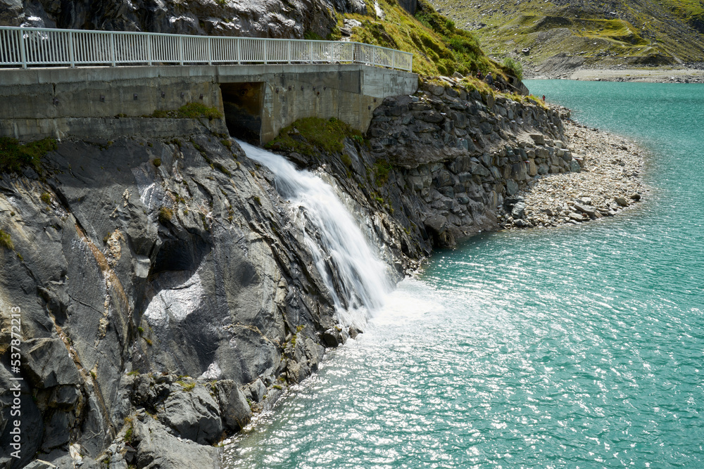 Hochgebirgsstausee Mooserboden mit Zufluss in Hohe Tauern in den Alpen ...