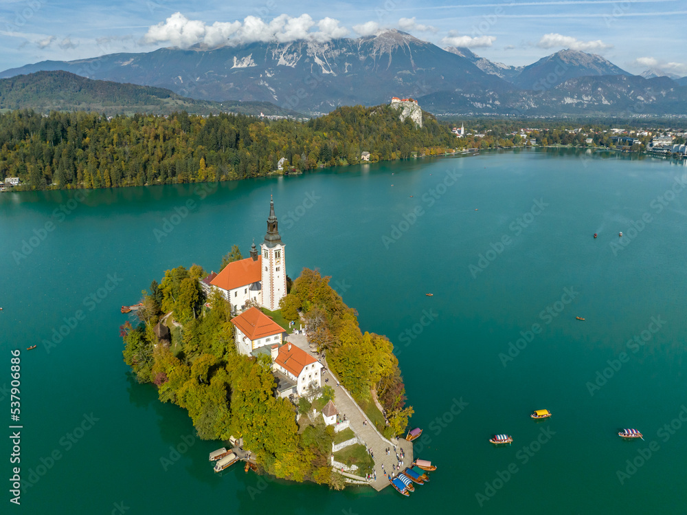 Famous alpine Bled lake (Blejsko jezero) in Slovenia, amazing autumn ...