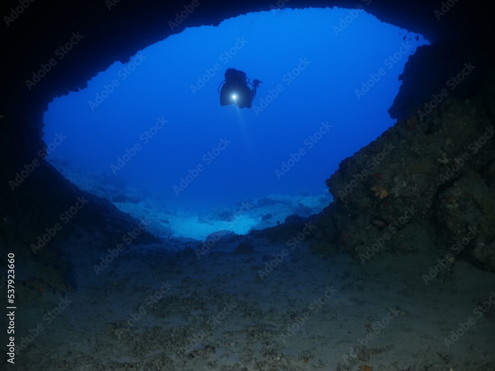 cave diving underwater scuba divers exploring caves ocean scenery Stock ...