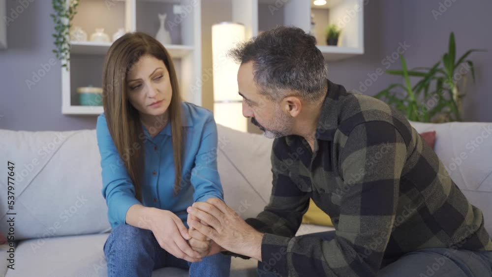 Married couple is crying. Sad man and woman crying hugging each other ...