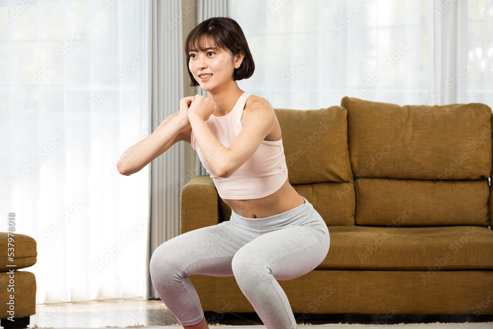 スクワットをする女性 Stock Photo | Adobe Stock