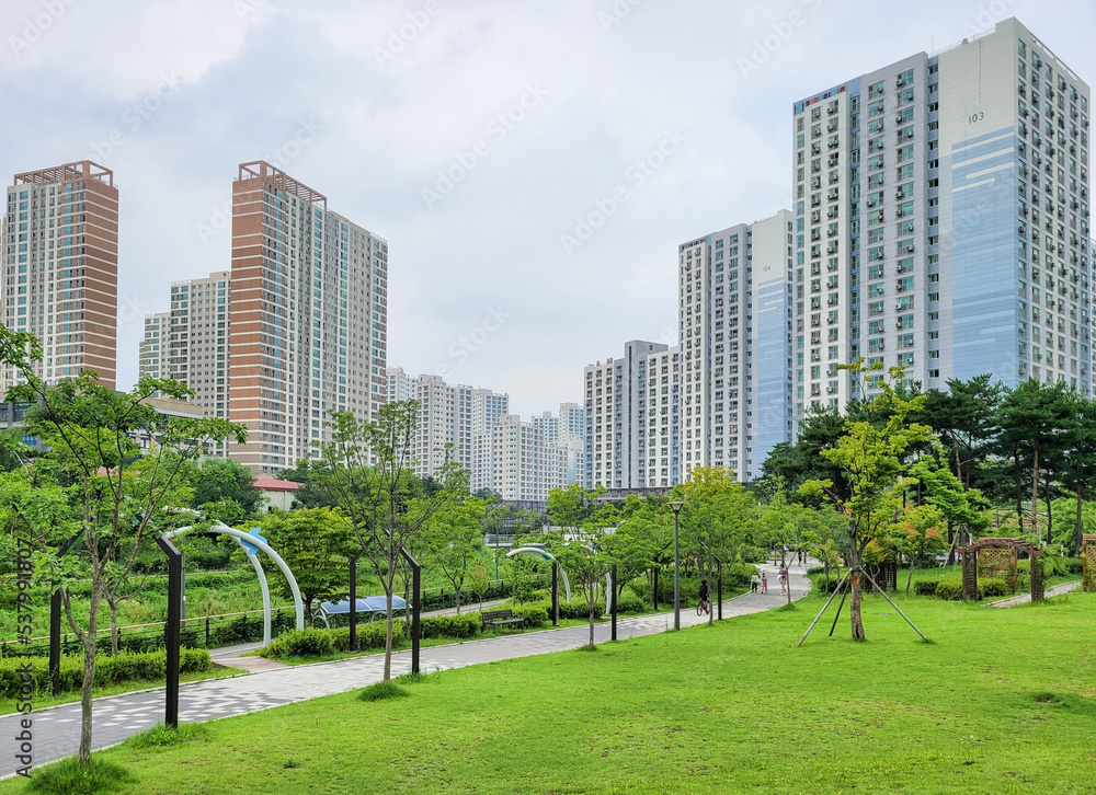 신도시 아파트 단지내 공원(도시공원) Stock-foto | Adobe Stock
