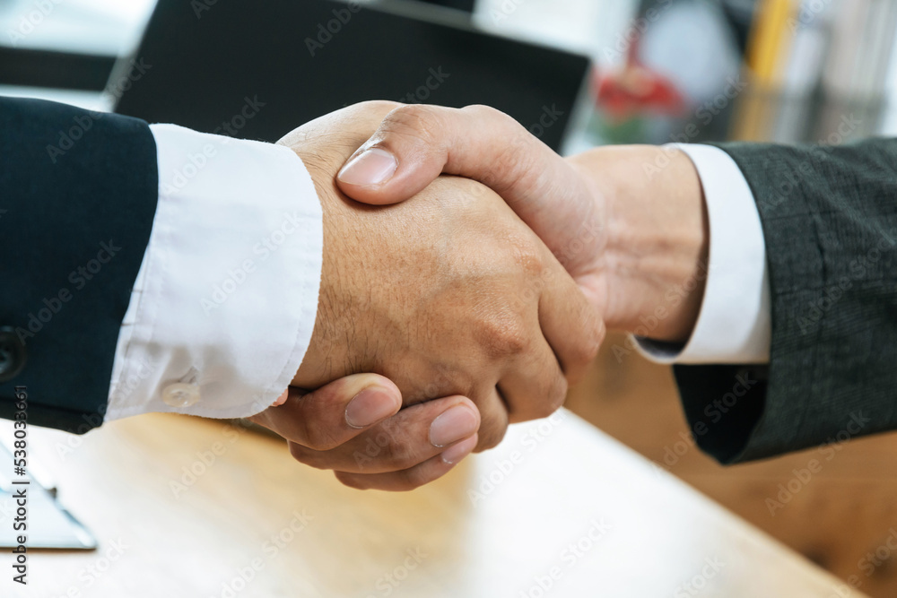 Foto Stock Partnership. two business man investor handshake deal with ...