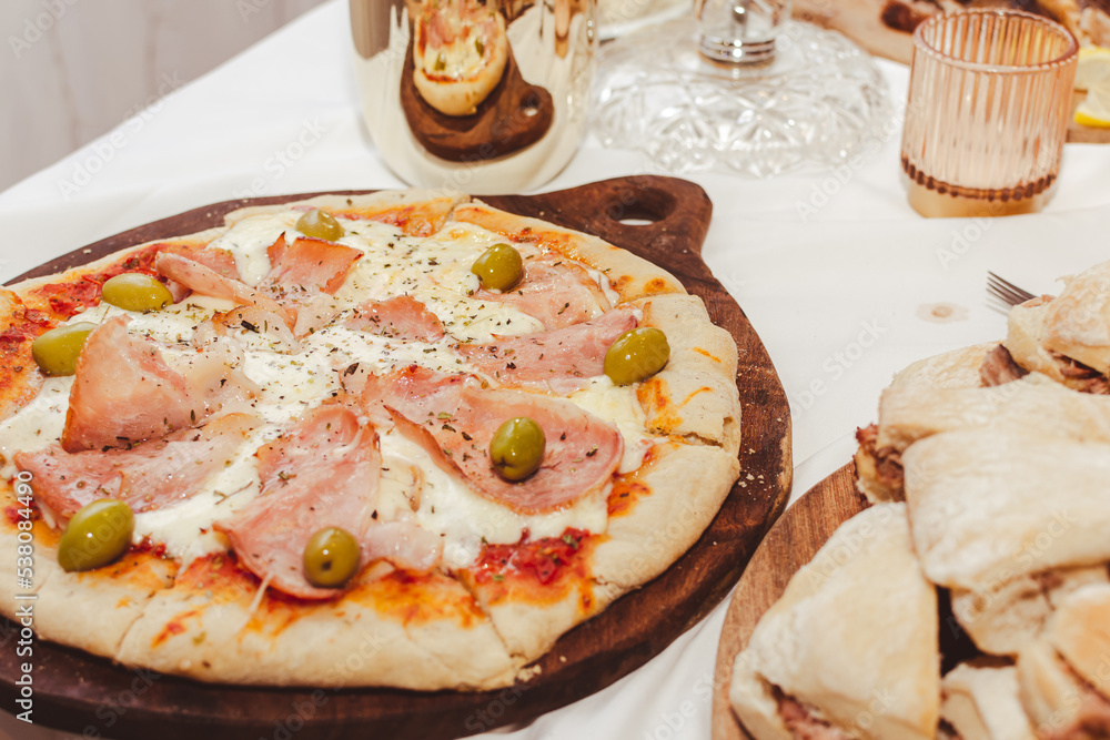 Deliciosa pizza de jamón, queso y aceitunas en tabla de madera en ...