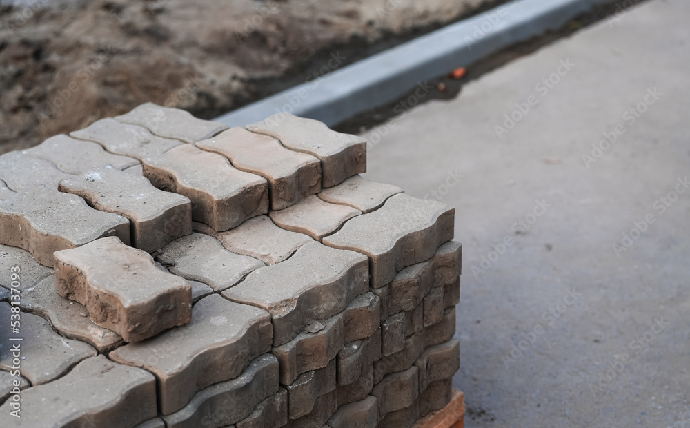 Foto de Street under construction. The process by which the sidewalk in ...