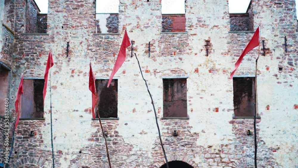 Vidéo Stock Red flags in front of an ancient castle. Medieval customs ...