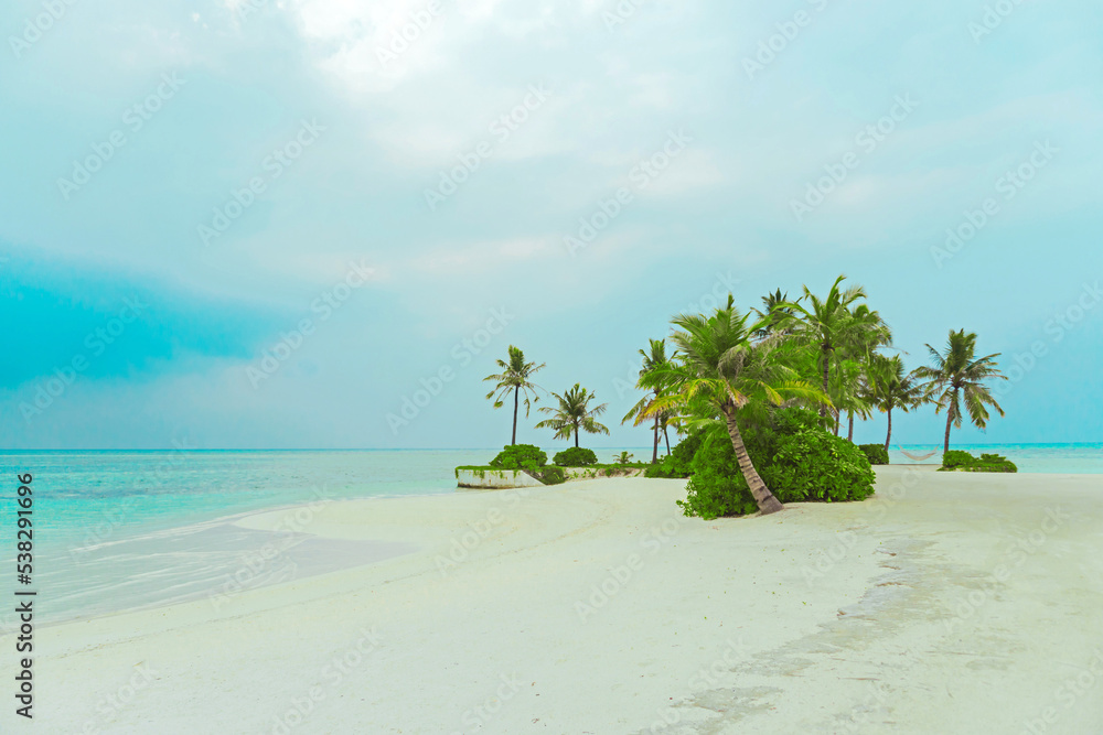 The beauty of the beaches and seas of the Maldives islands that attract ...