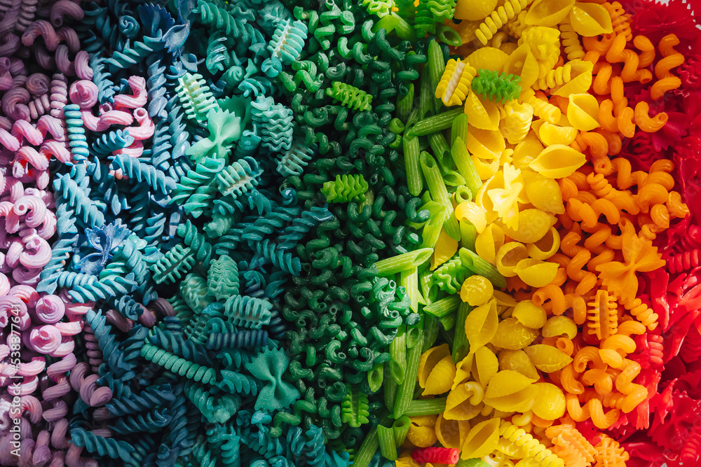Foto de Sensory bin with dried pasta in rainbow colors. Dyed pasta for ...