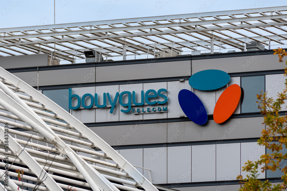 Meudon, France - 15 octobre 2022: Logo sur le bâtiment du technopôle de ...