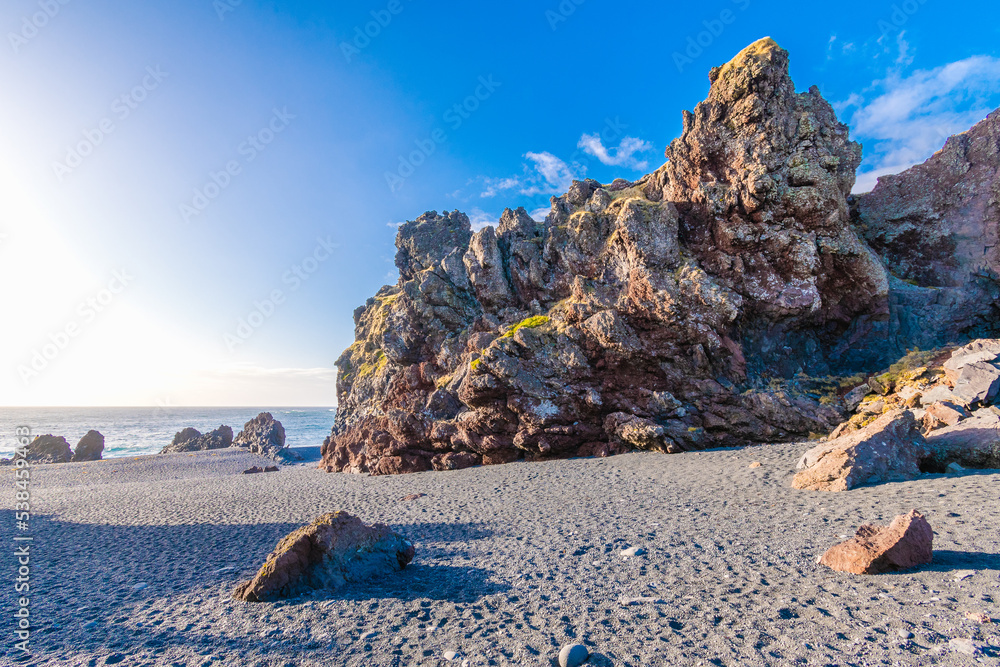 Foto de Der Strand von Djúpalónssandur ist einer der schönsten Strände ...