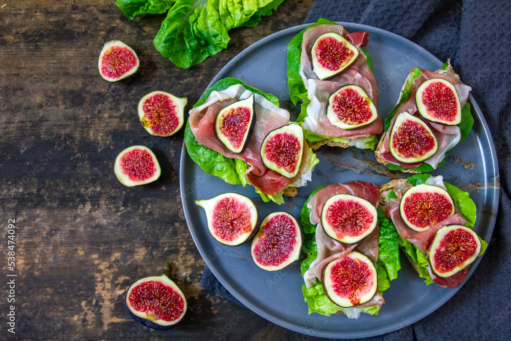 Kanapki z sałatą, szynką dojrzewającą i figami Stock Photo | Adobe Stock