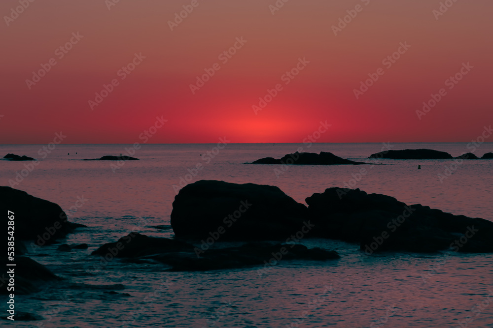 Foto de El sol está a punto de salir por el horizonte del mar entre ...