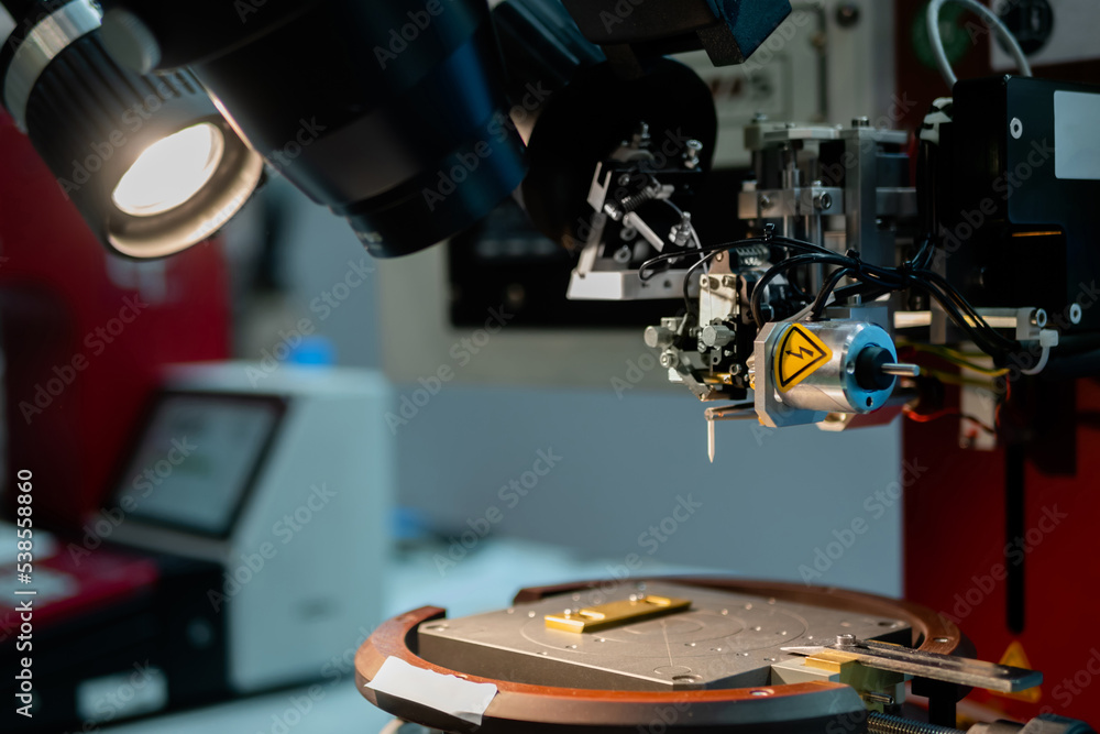 Foto de Automatic desktop wire bonder machine during work at exhibition ...