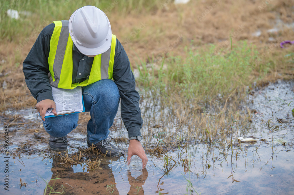 Environmental engineers inspect water quality,Bring water to the lab ...