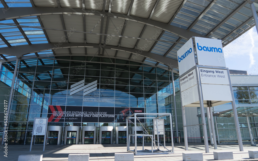 Foto de Munich, Bavaria, Germany – Oct. 16, 2022: entrance of the ...