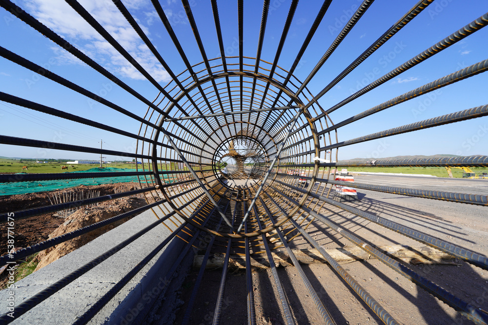 Rolls of steel wire mesh for building construction，A grid of steel bars ...