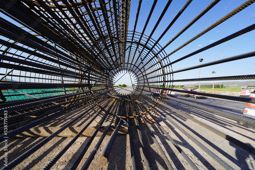 Rolls of steel wire mesh for building construction，A grid of steel bars ...