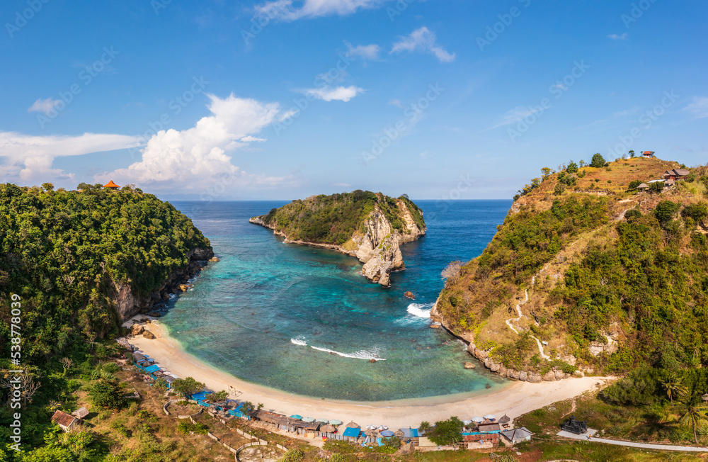 Foto de Nusa Penida, Bali: Aerial view of the stunning Atuh beach in ...