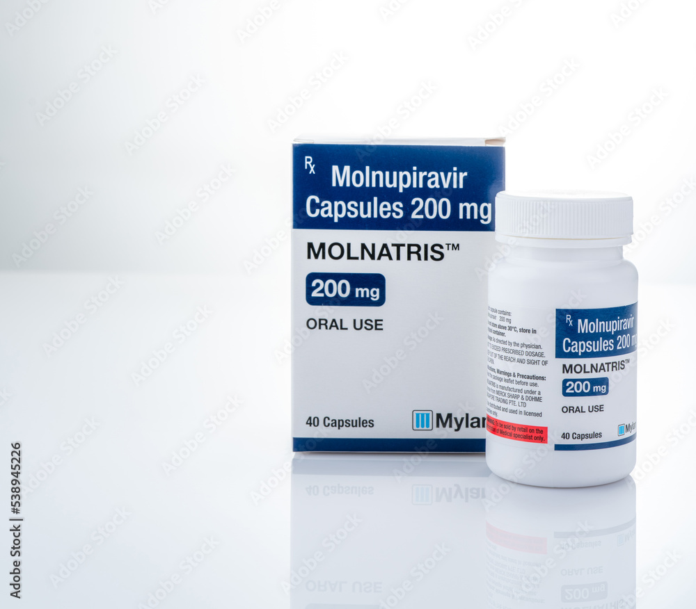Foto Stock CHONBURI, THAILAND-OCTOBER 17, 2022 : Molnupiravir capsules ...