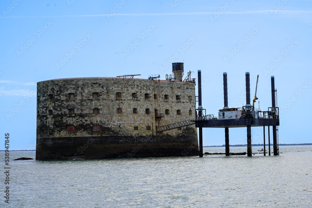 Le Fort Boyard est une fortification située sur un banc formé à l ...