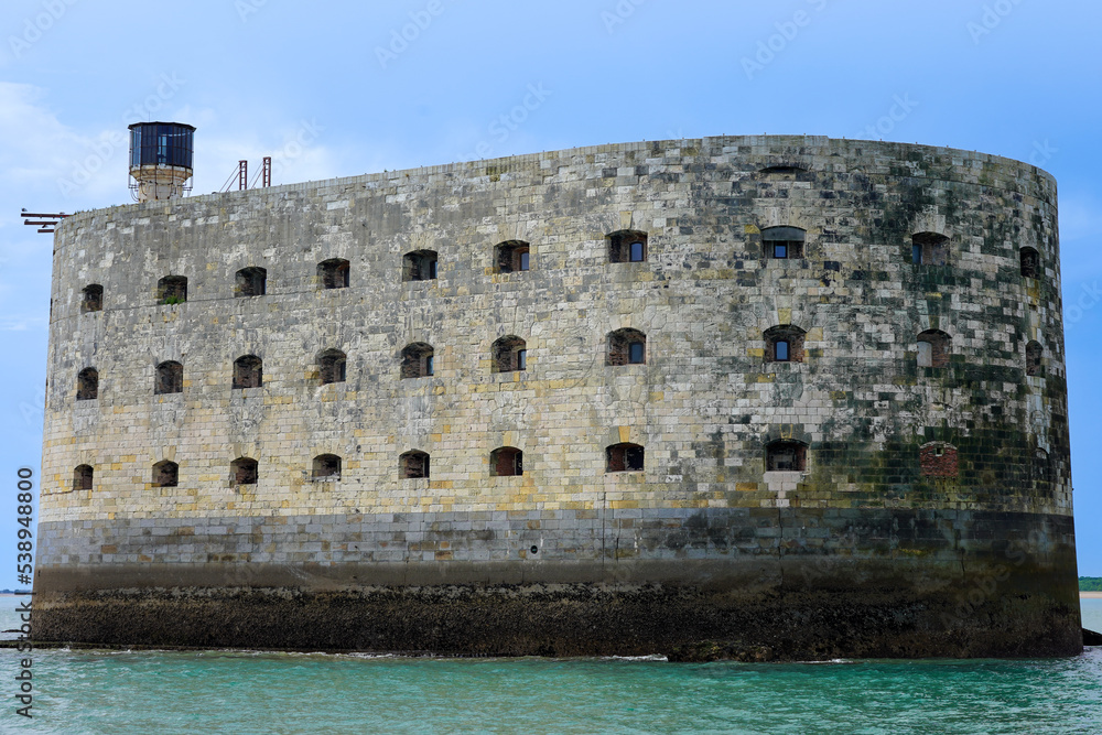 Le Fort Boyard est une fortification située sur un banc formé à l ...