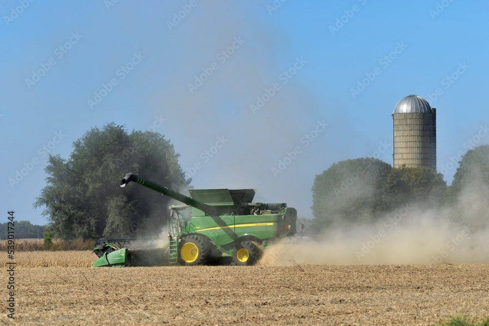 THOMSON, ILLINOIS - October 10,2022: John Deere S790 combine harvesting ...