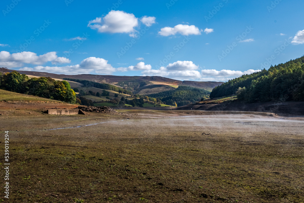 Ladybower Reservoir steam fog during the 2022 drought. Stock Photo ...
