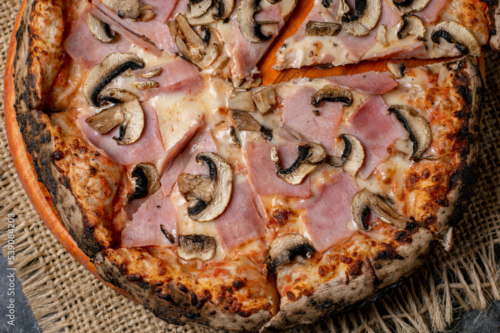 Pizza estilo napolitana - toscana cocida al horno de leña Pizza en ...