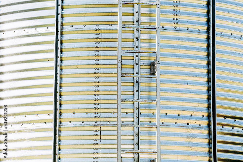 Close up sur les tôles métalliques d'un silo à grains - Arrière plan ...
