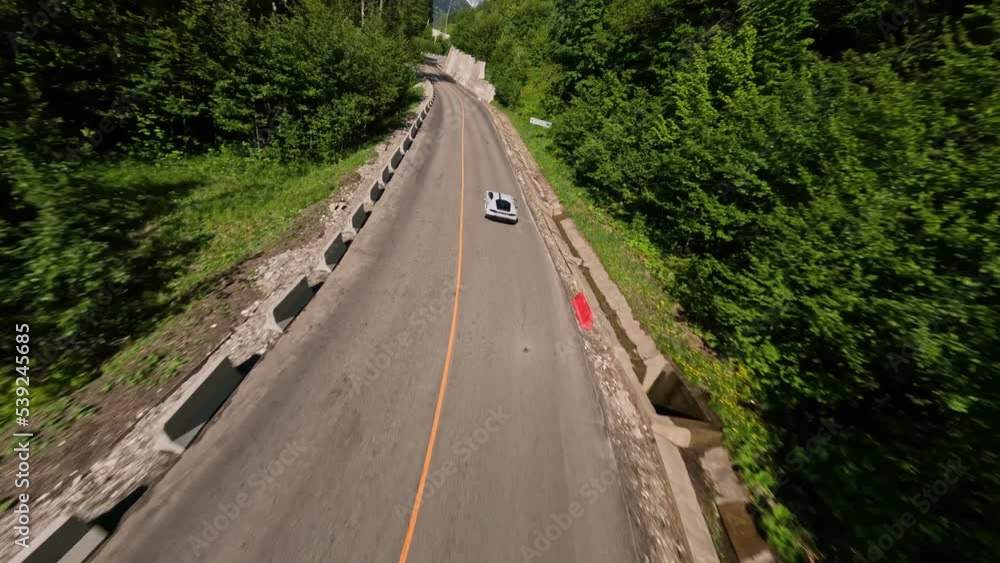 Vidéo Stock Fall from above to sport car riding on slope serpentine ...
