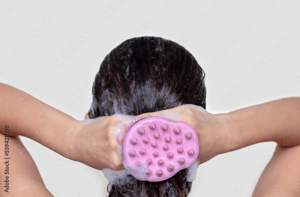 Foto de hair growth stimulating,scalp massage.woman using pink scalp ...