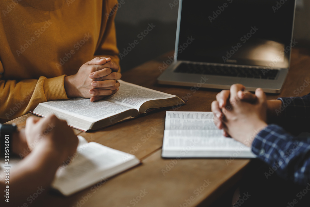 Foto de Christian group of people holding hands praying worship ...