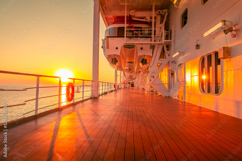 Pont promenade d'un navire de croisière en navigation avec coucher de ...