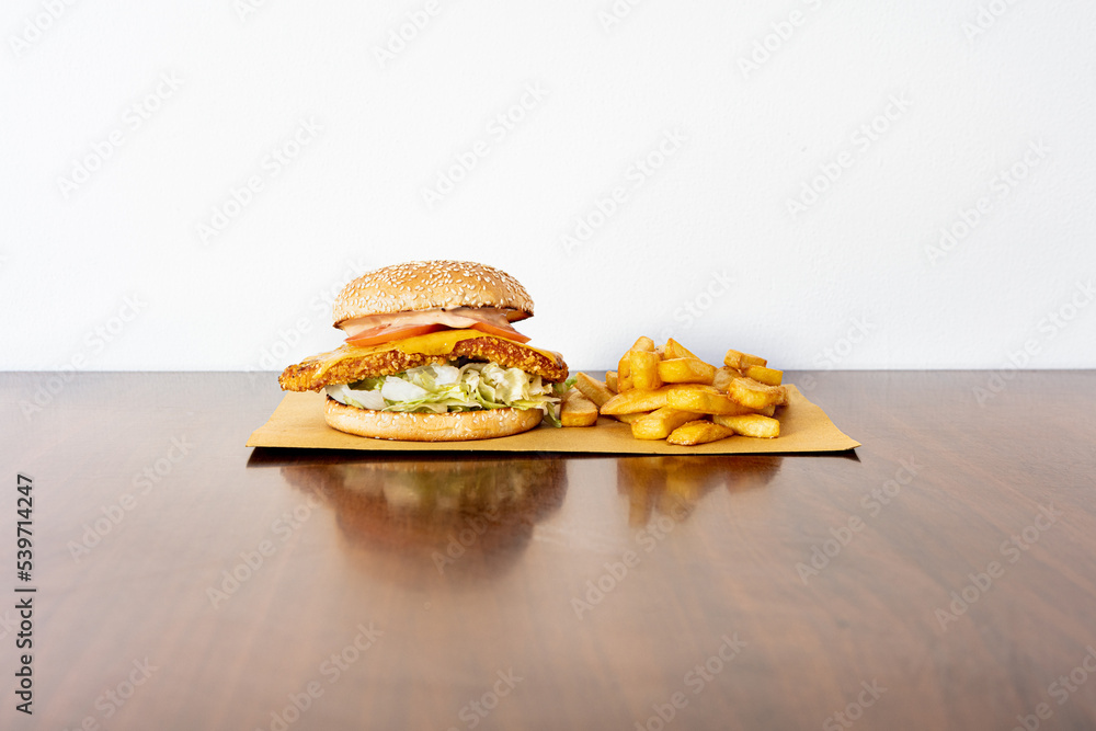 Foto de chicken, burger, pollo, cheddar, bacon, insalata, pomodoro, e ...