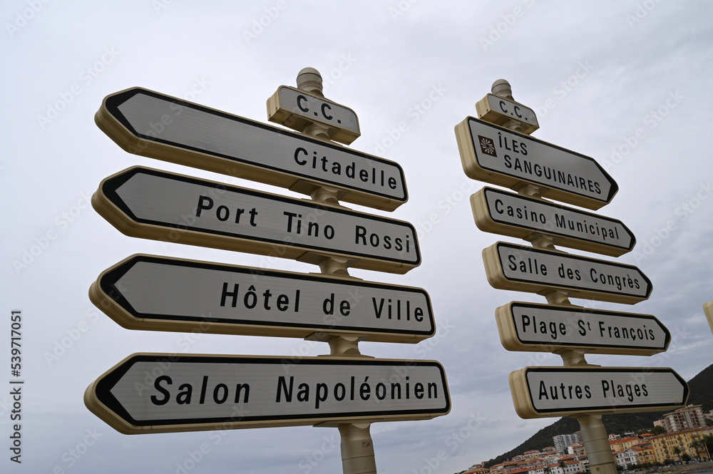 Panneau de signalisation routière indiquant différentes directions ...