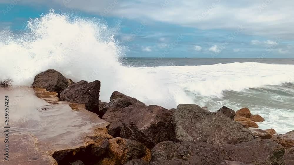 fort surf de mer avec de hautes vagues et des éclaboussures d'eau ...