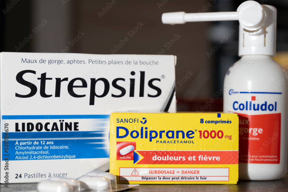 boites de médicaments Strepsils, doliprane et Colludol en fond flou ...